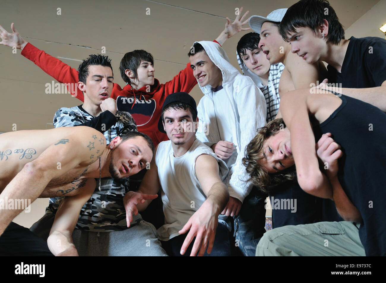 Groupe de gangs adolescents Banque de photographies et d’images à haute ...