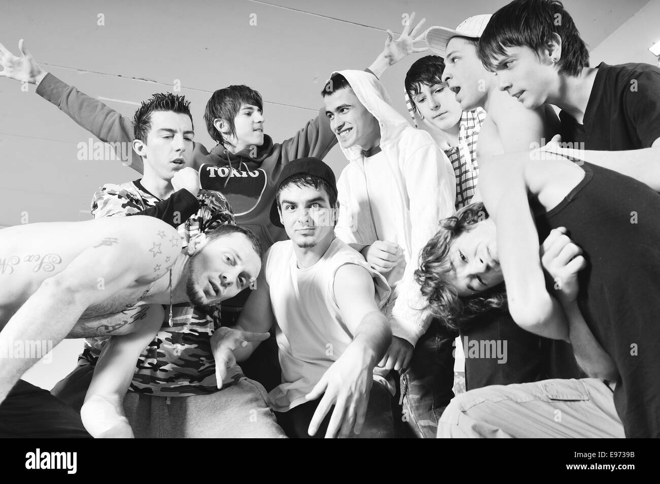 Teen gang Banque d'images noir et blanc - Alamy