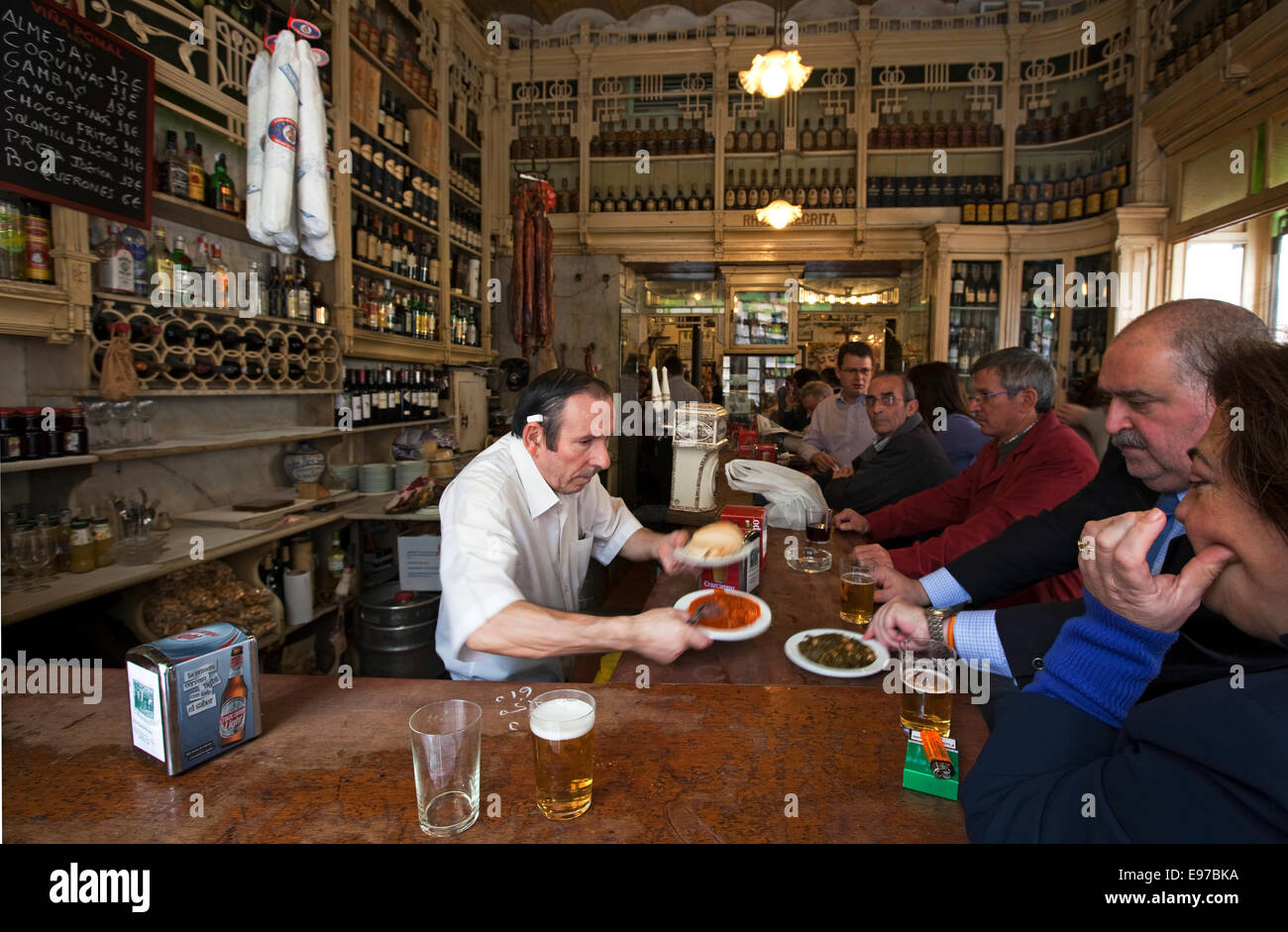 Bar et restaurant El Rinconcillo la plus ancienne de Séville, sert des ...