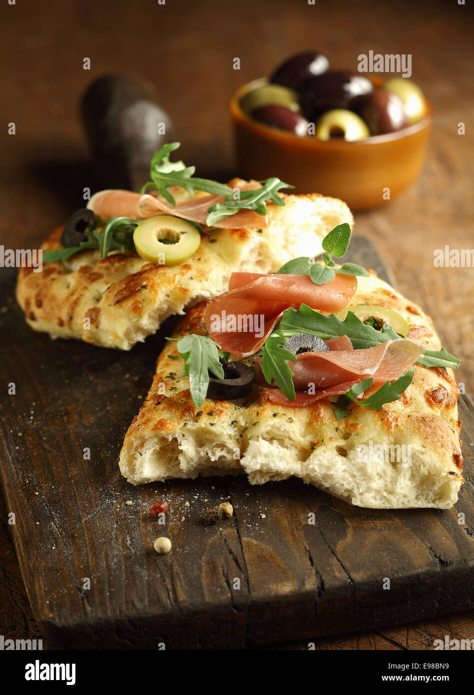 Au four traditionnel délicieux pain focaccia italienne garnie de jambon ...