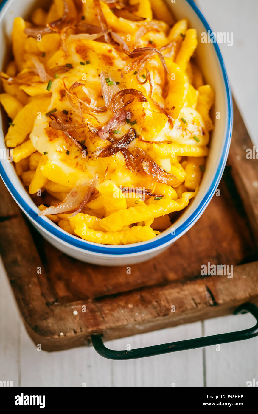 Bavarian spaetzle in pan Banque de photographies et d’images à haute ...