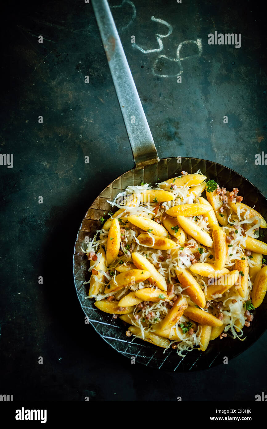 Des oeufs, un Spaetzle noddles allemande traditionnelle recette ...