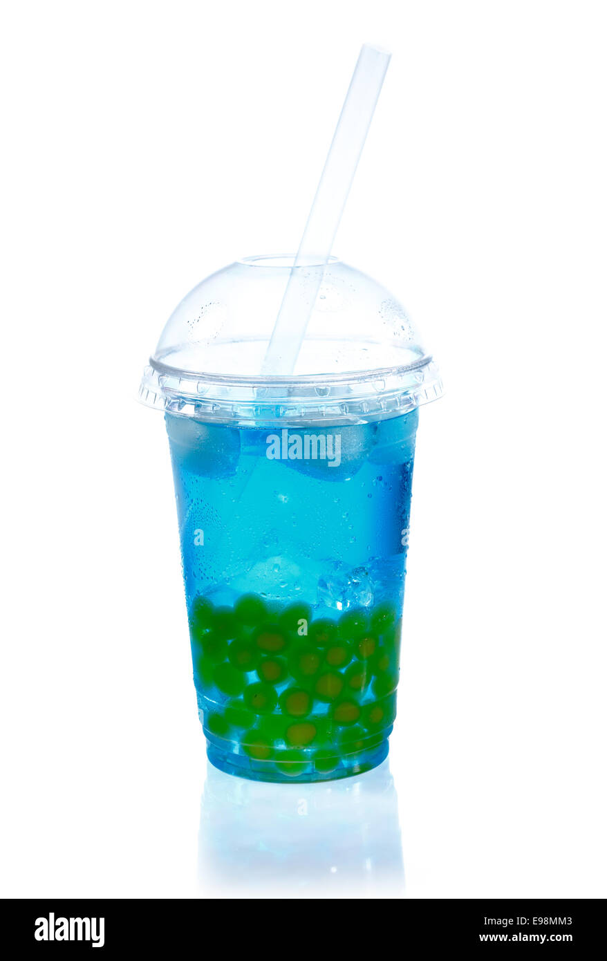 Bubble tea chinois avec sirop bleu et perles de mangue isolé sur fond ...