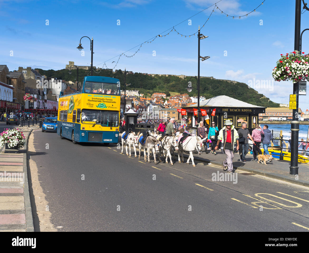 Promenade et plage de scarborough Banque de photographies et d’images à ...