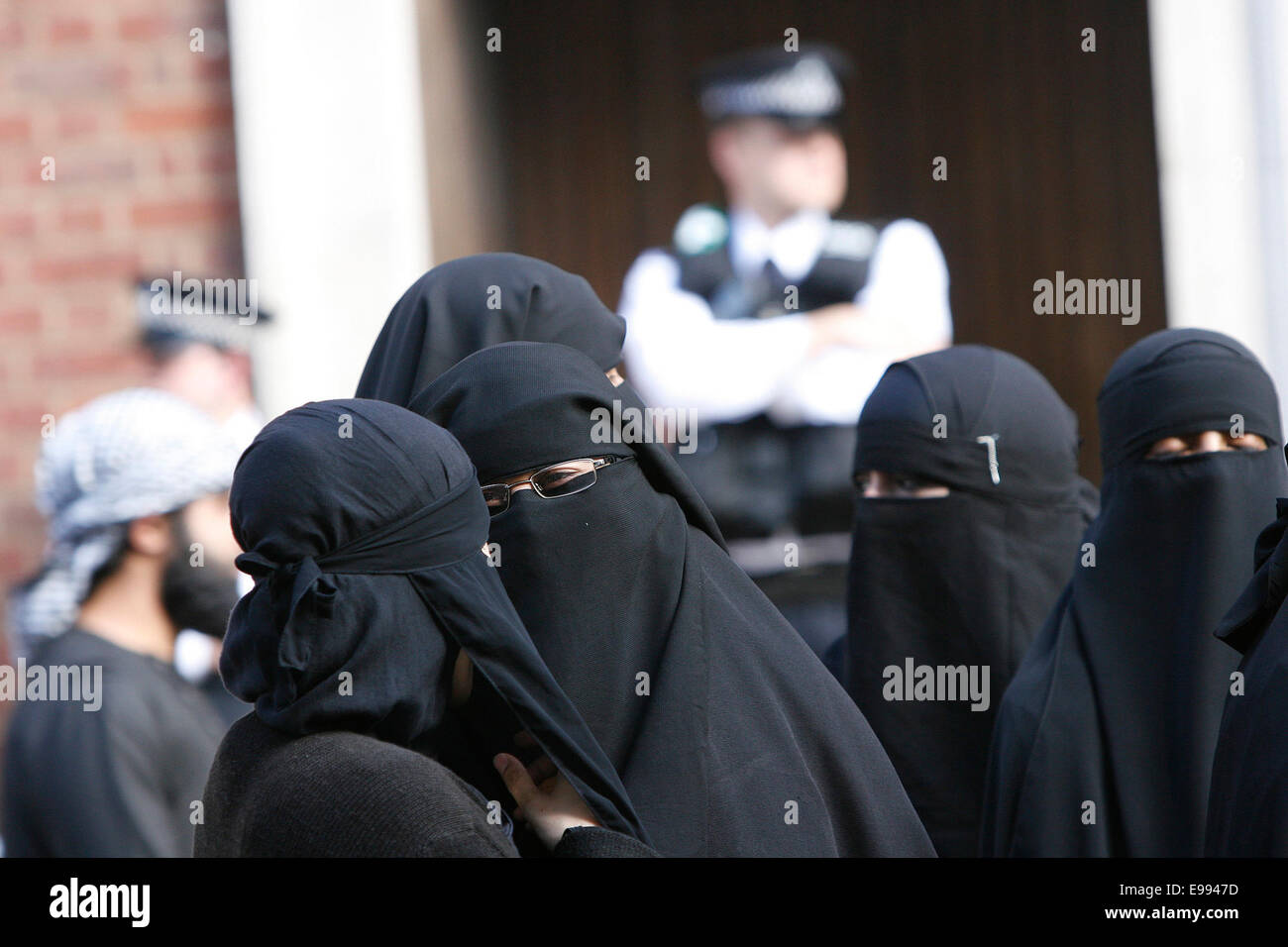 Les femmes en niqab Banque de photographies et d’images à haute ...