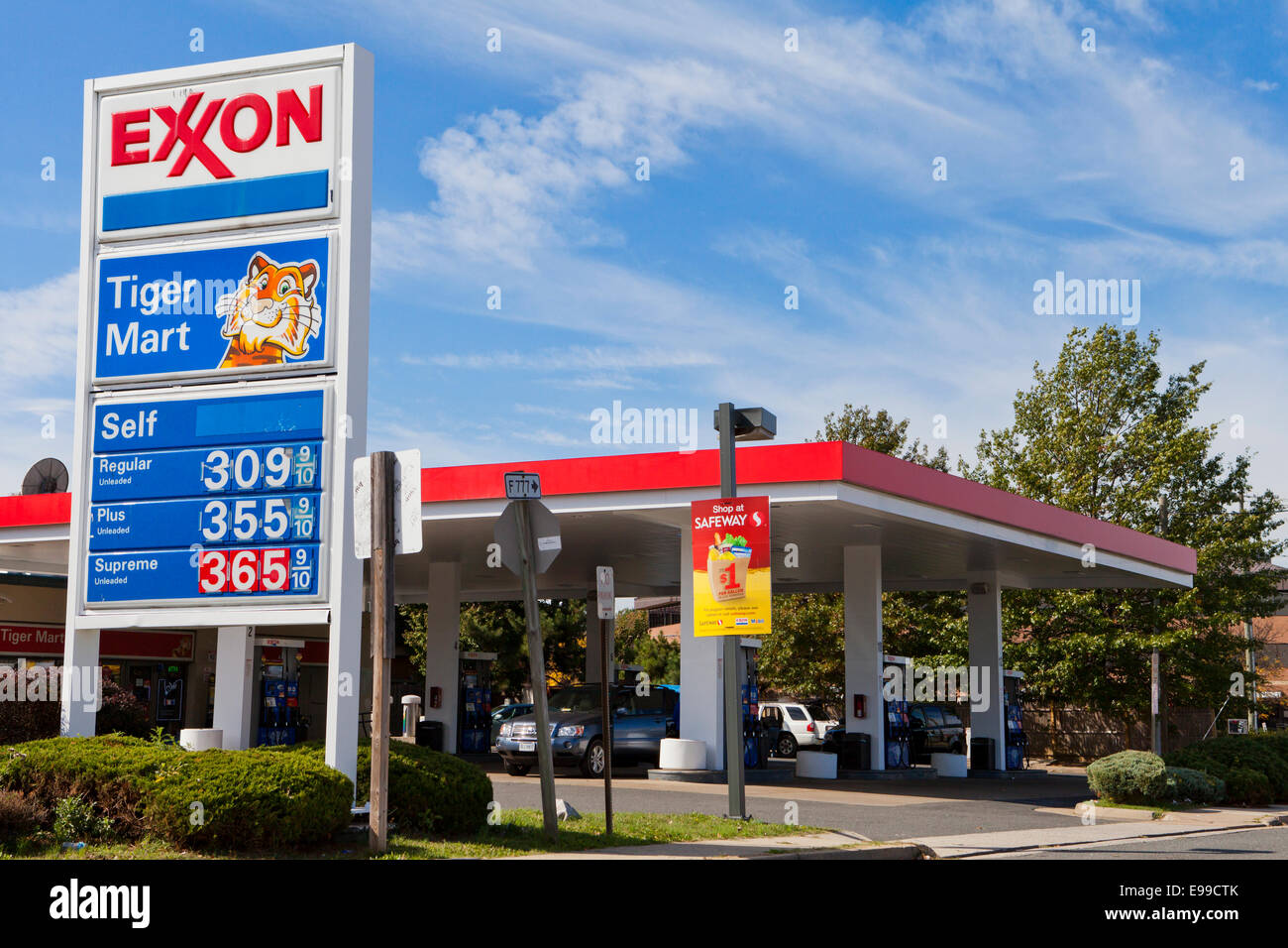 Station de gaz d'Exxon - USA Photo Stock - Alamy