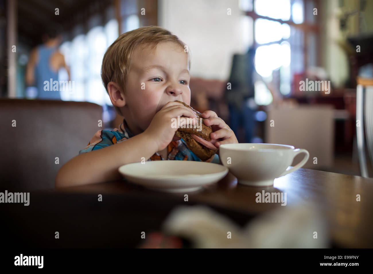 Manger Seul Banque d'image et photos - Alamy