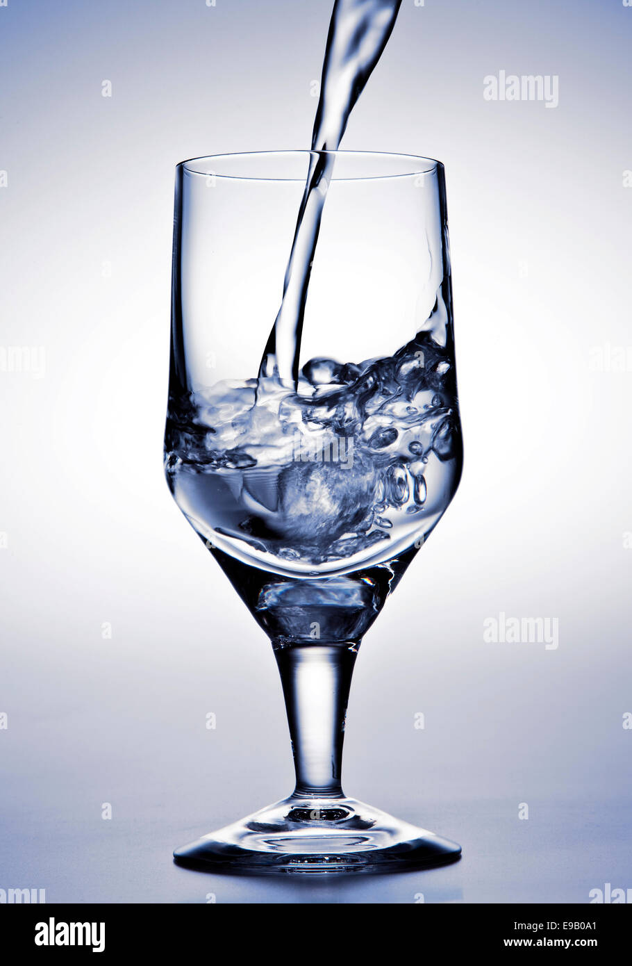 Verser de l'eau dans un verre Banque de photographies et d’images à ...
