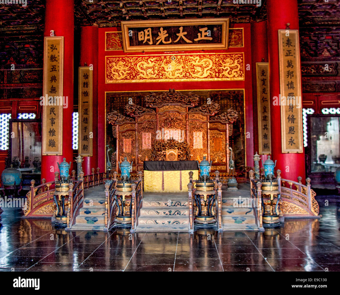 Chinese emperor on throne Banque de photographies et d’images à haute ...