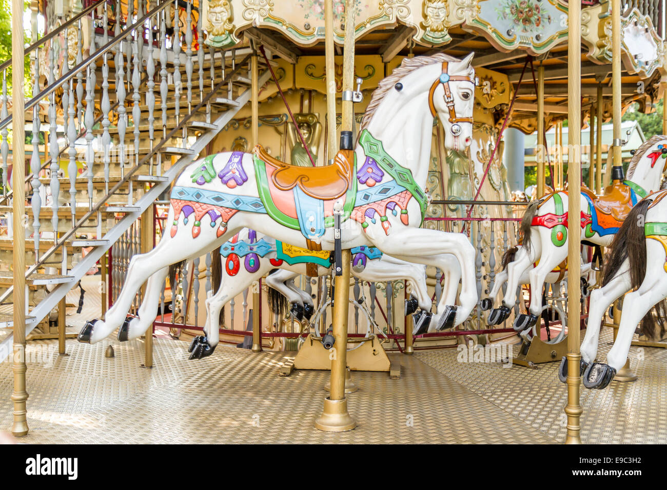 Carousel horse sur manège à amusement park Photo Stock - Alamy