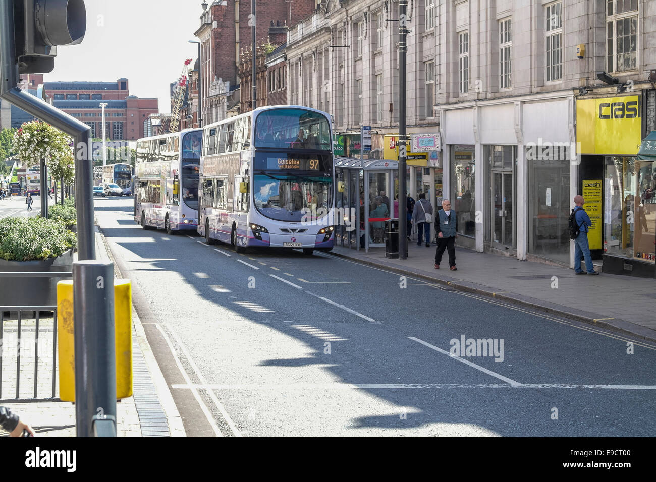 Bus dans le centre ville de leeds Banque de photographies et d’images à ...