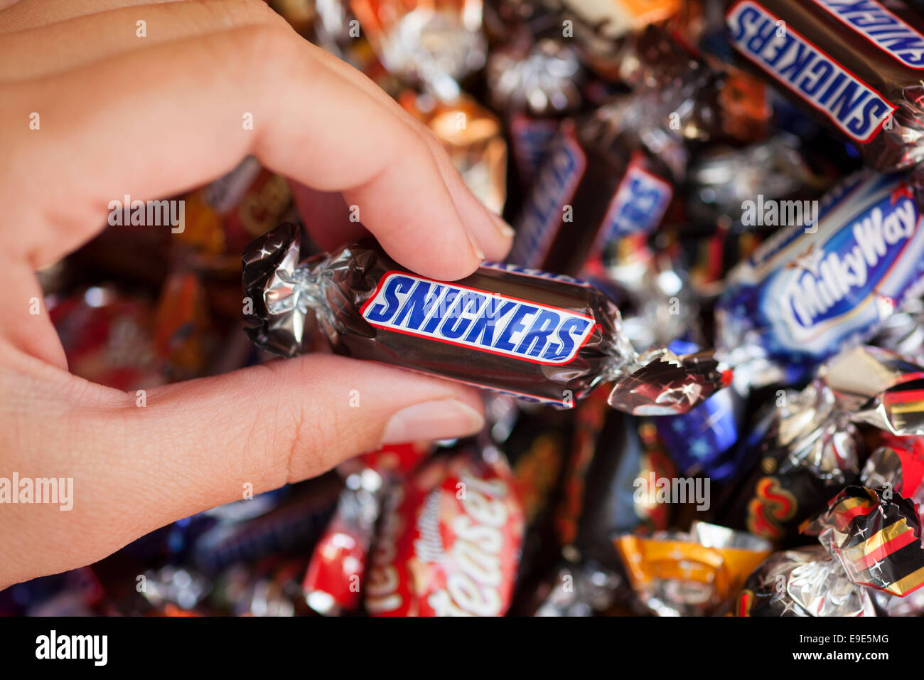 Paphos, Chypre - 19 décembre 2013 dans bonbons Snickers woman's hand ...