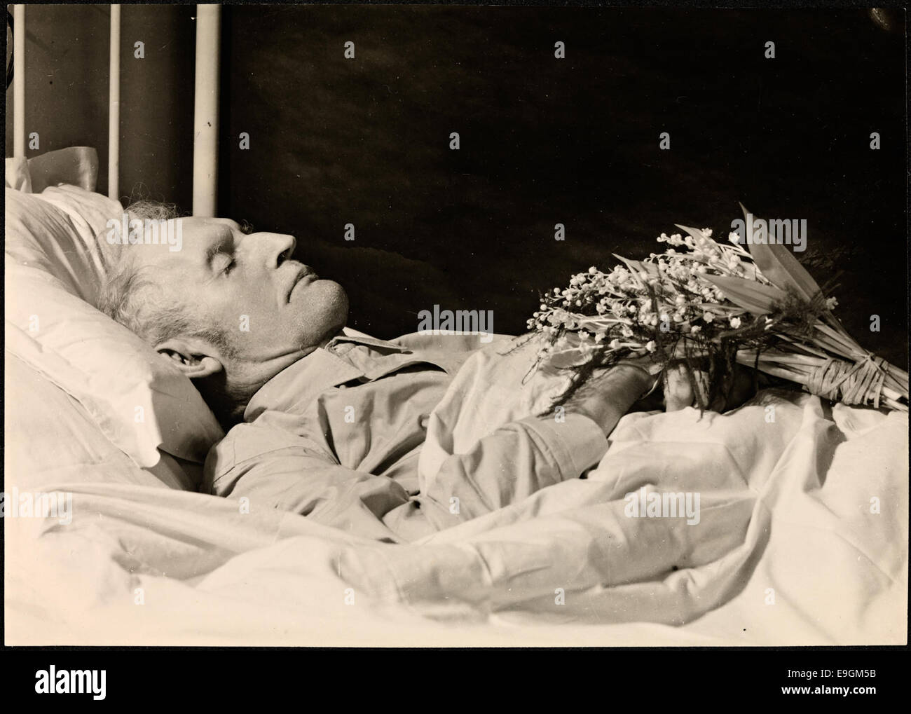 Photographie post-mortem de l'artiste Edvard Munch sur son lit de mort ...