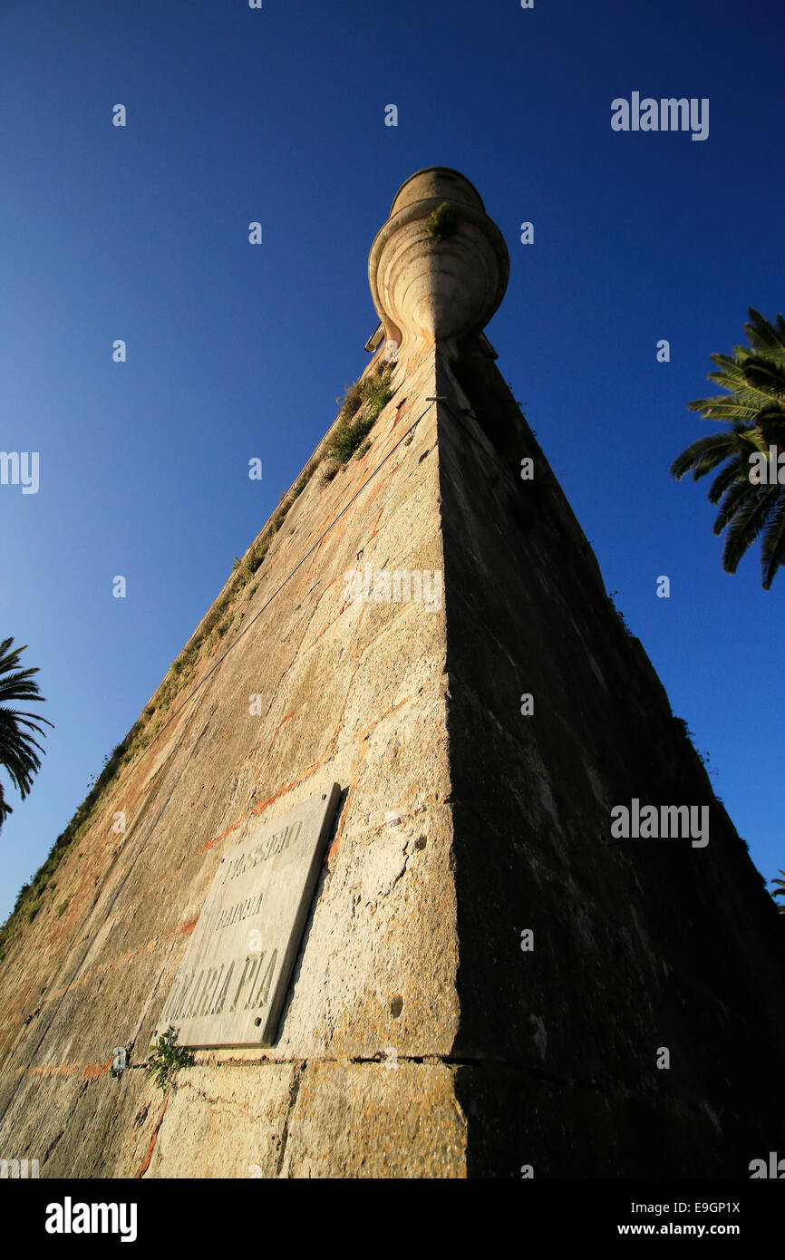 Mur du fort portugais médiéval de Cascais, avec tourelle ...