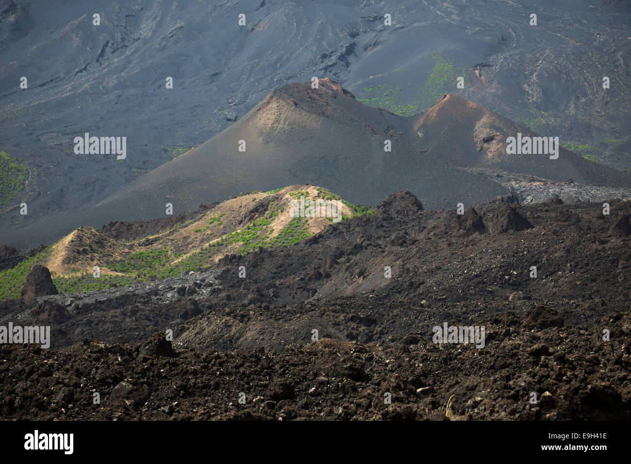 Cratère secondaire dans le champ de lave du volcan Pico do Fogo Fogo ...