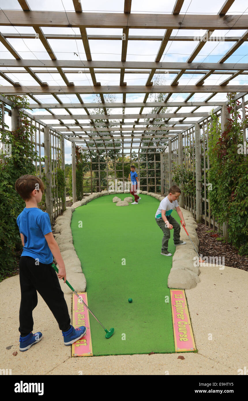 Children playing mini golf Banque de photographies et d’images à haute ...