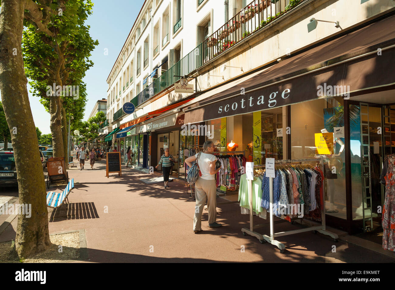 Boutiques sur la rue principale à Royan France Photo Stock - Alamy