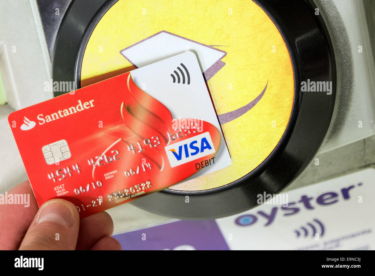 Contactless visa debit card Banque de photographies et d’images à haute ...