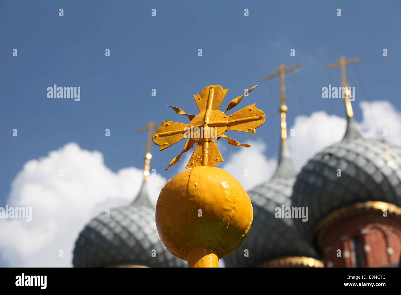 Croix jaune Banque de photographies et d’images à haute résolution - Alamy