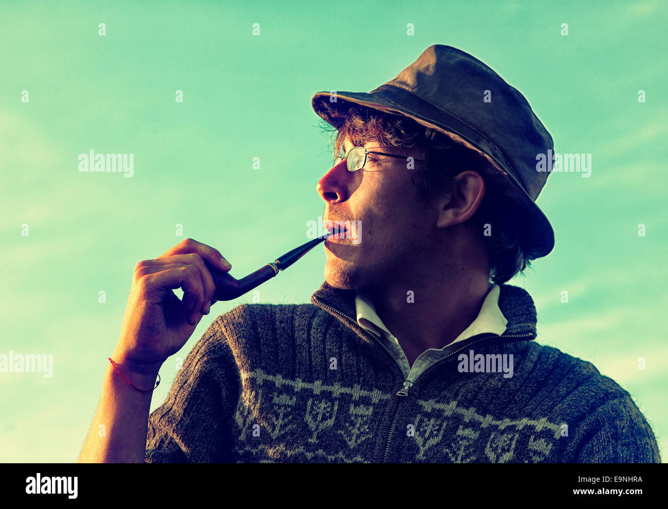 Homme fumeur Banque de photographies et d’images à haute résolution - Alamy