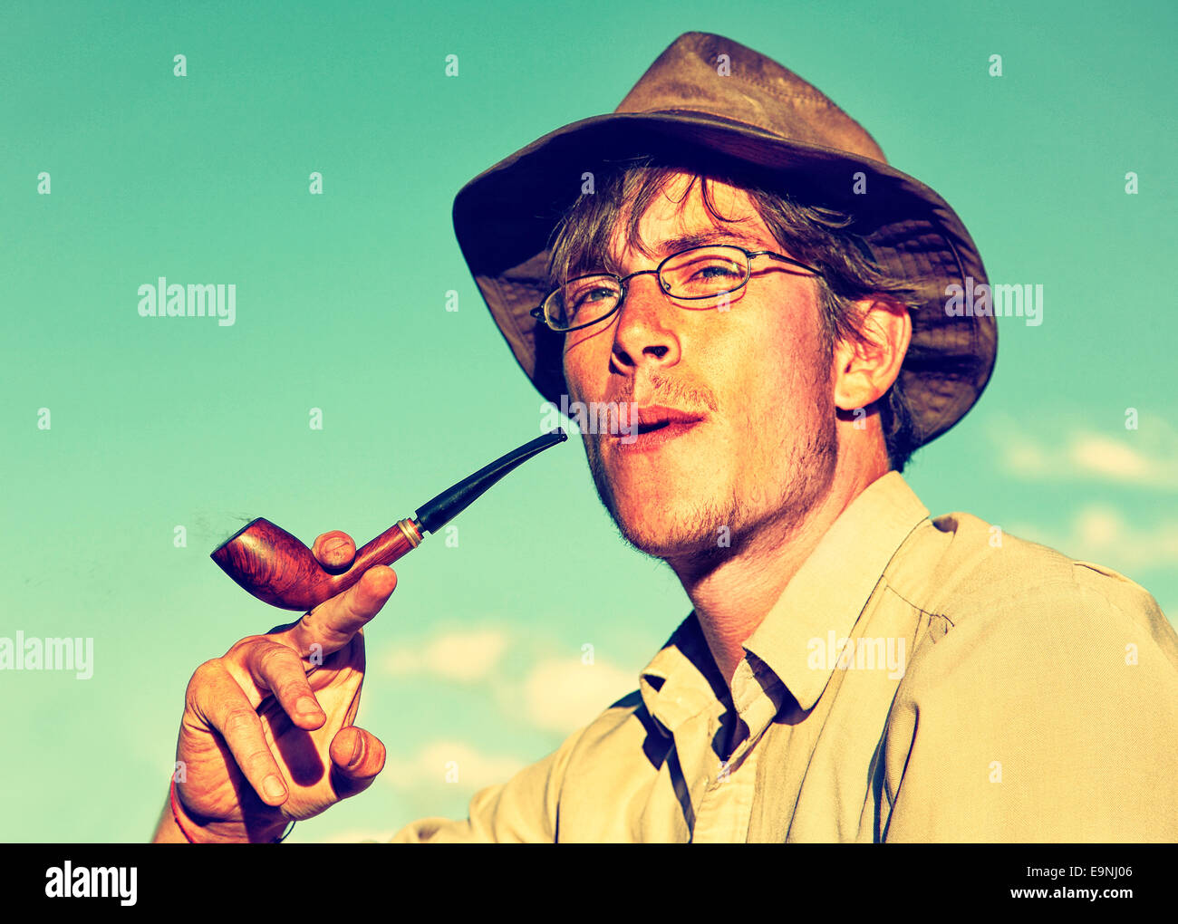 Homme fumeur Banque de photographies et d’images à haute résolution - Alamy