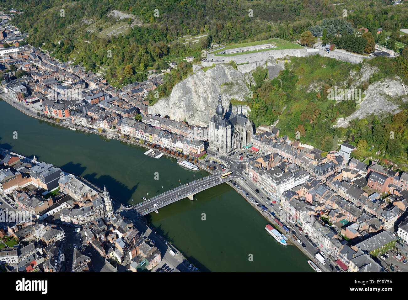 VUE AÉRIENNE.La citadelle médiévale donne sur la Collégiale de notre ...