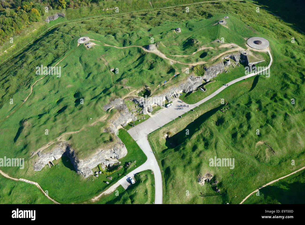 FORT DOUAUMONT et les cratères d'obus encore visibles (vue aérienne ...