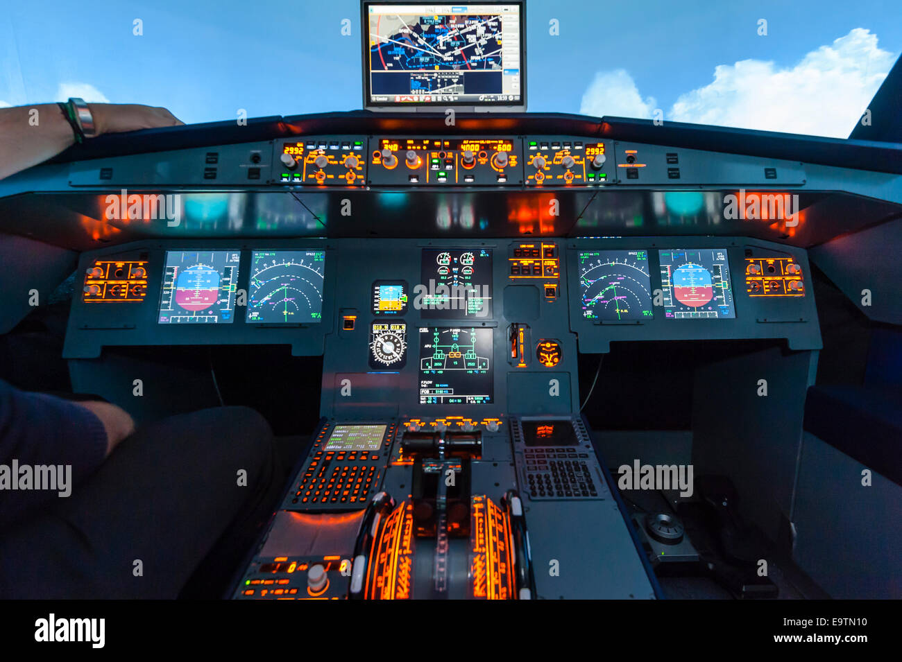 Cockpit d'un Airbus A320 de Flight Simulator qui est utilisé pour la ...