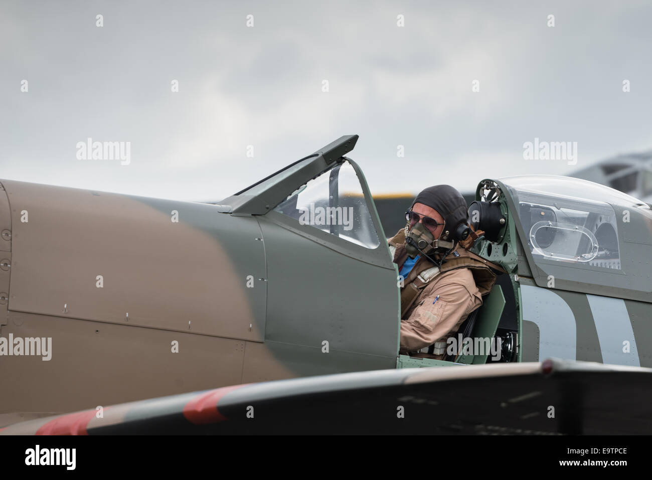 Spitfire pilot in cockpit Banque de photographies et d’images à haute ...