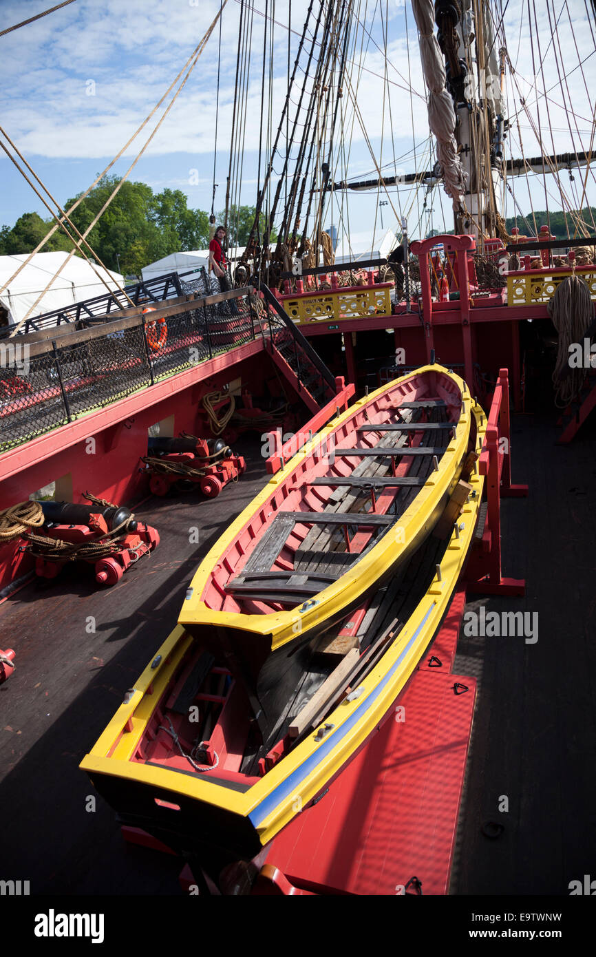 Une partie de l'Hermione gun-plate avec canots et de quelques canons de ...