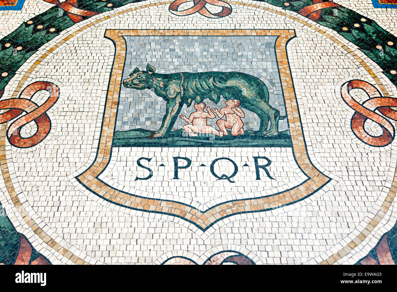 L'une des mosaïques sur le sol de la galerie Vittorio Emanuele à Milan ...
