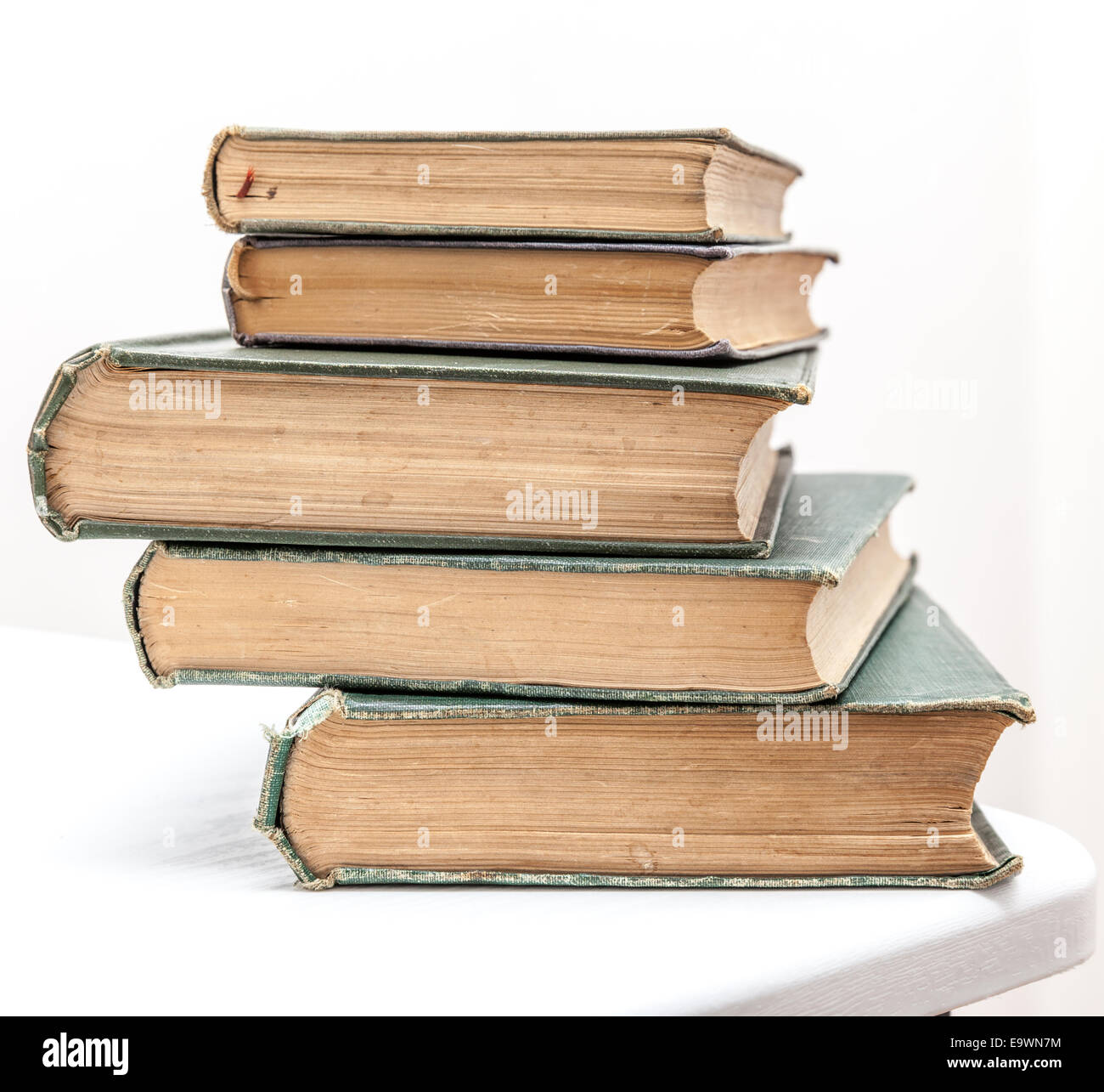 Pile de vieux livres Banque de photographies et d’images à haute résolution - Alamy