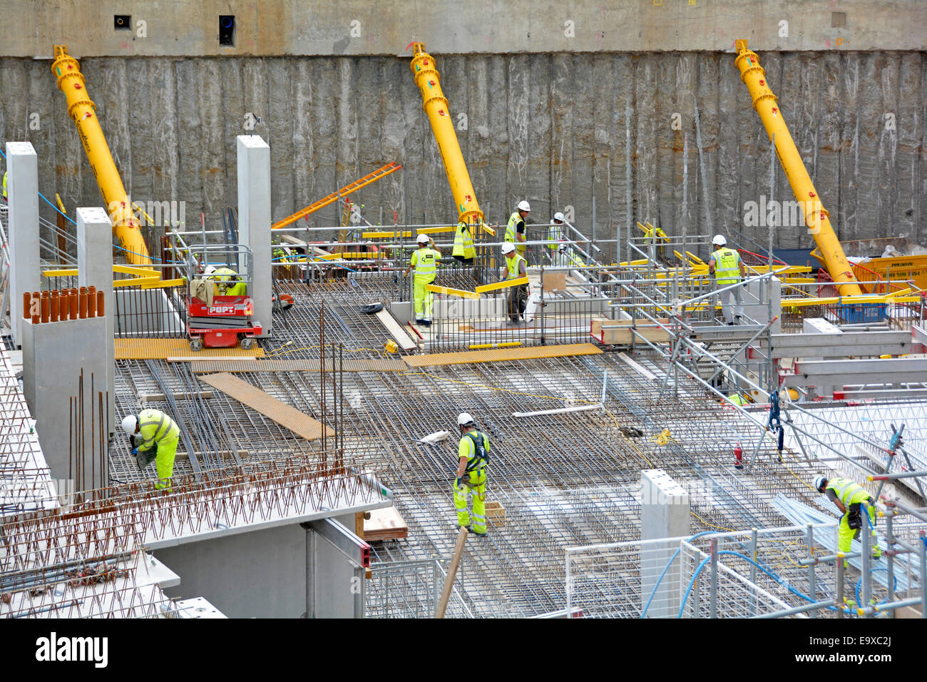 Chantier de construction sous le niveau du sol les ouvriers occupés de ...