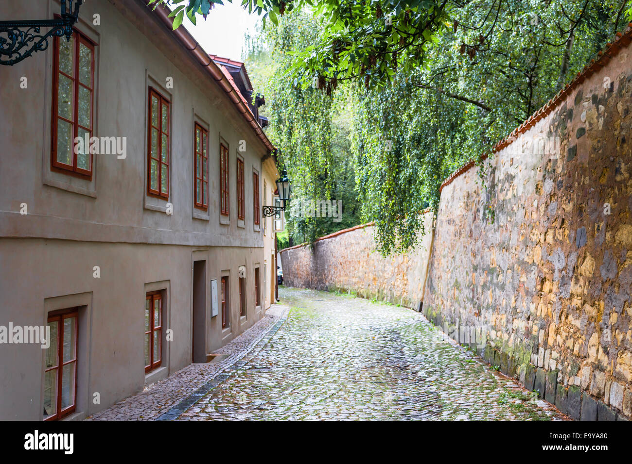 L'architecture des bâtiments et les rues de prague Banque de ...