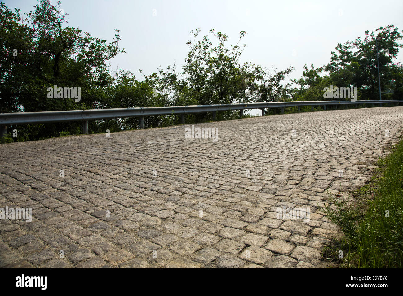 Montagne escarpée Banque de photographies et d’images à haute ...