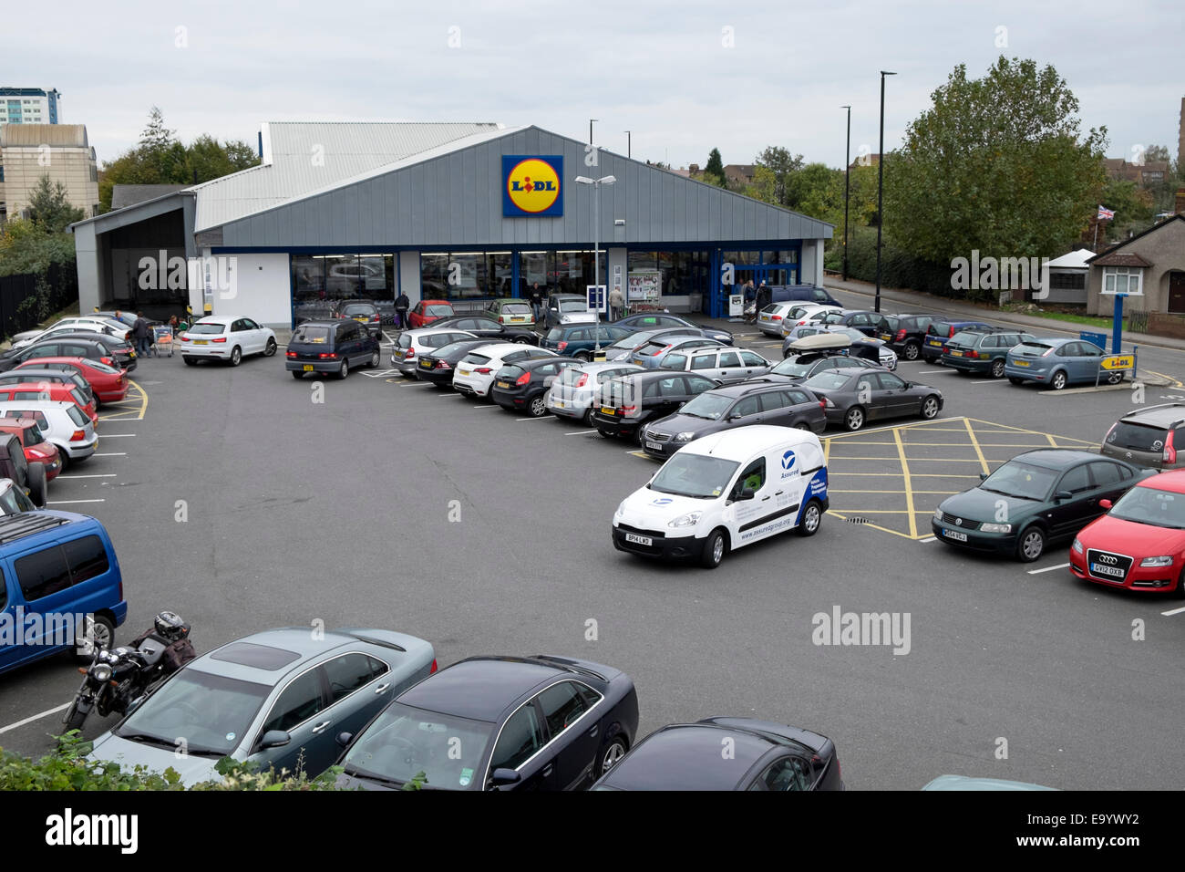 Lidl car park Banque de photographies et d’images à haute résolution ...