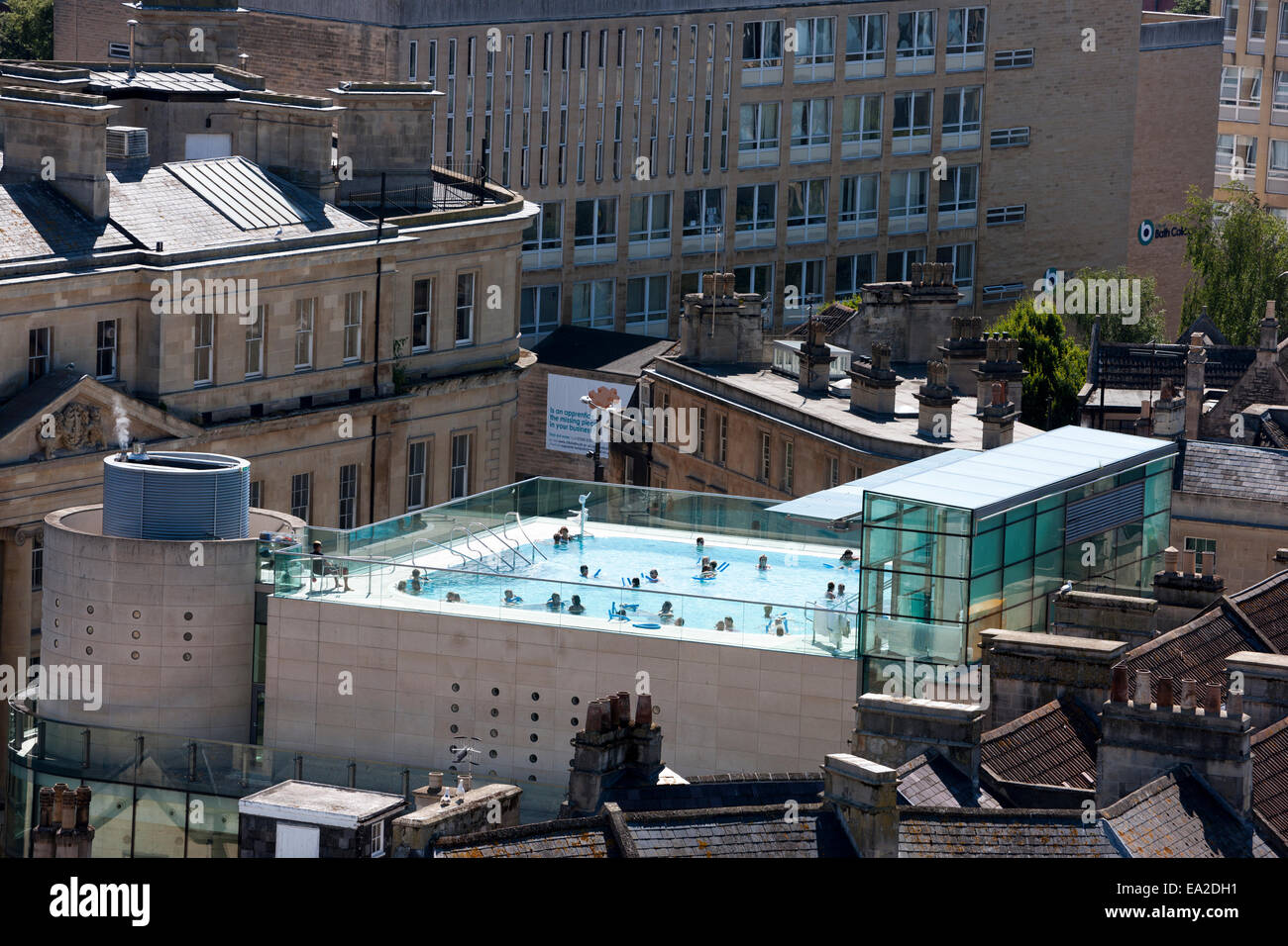 Le bain thermal de la piscine sur le toit dans le bain Banque de ...