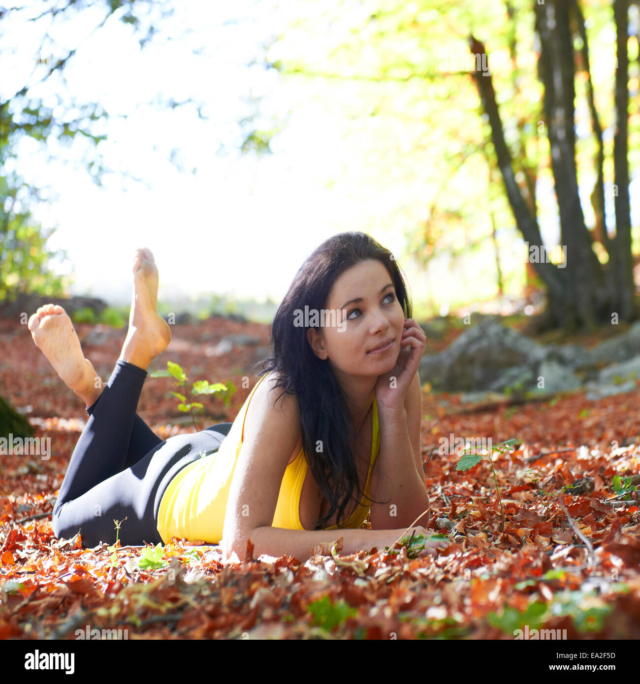 Jolie Fille Dans La Forêt Dautomne Portant Sur Des Feuilles Jaunes
