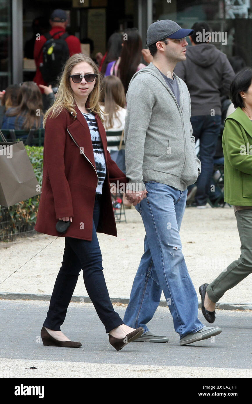 Chelsea Clinton enceintes montre son nez de bébé comme elle marche avec ...
