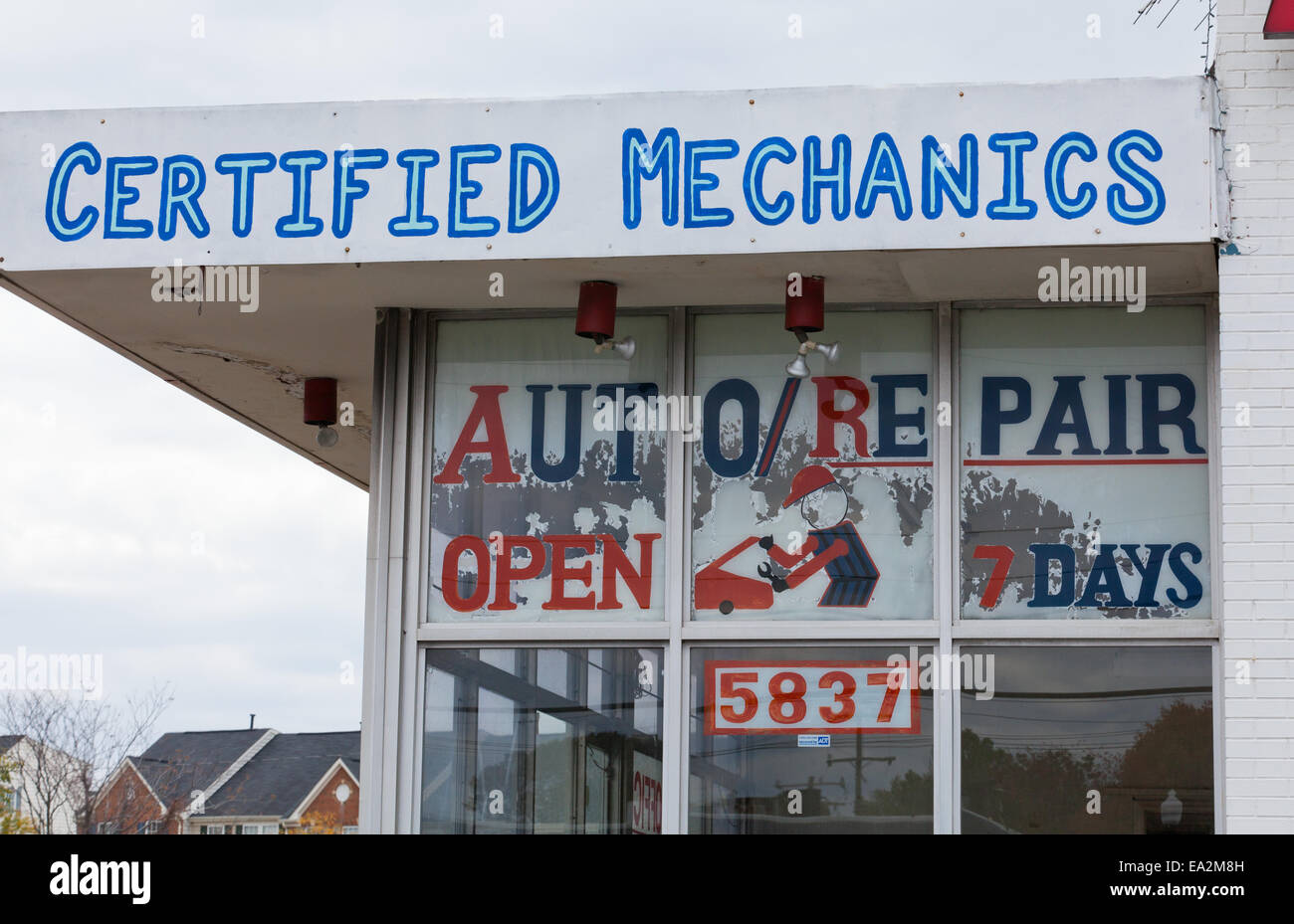 Vintage auto repair shop sign Banque de photographies et d’images à ...