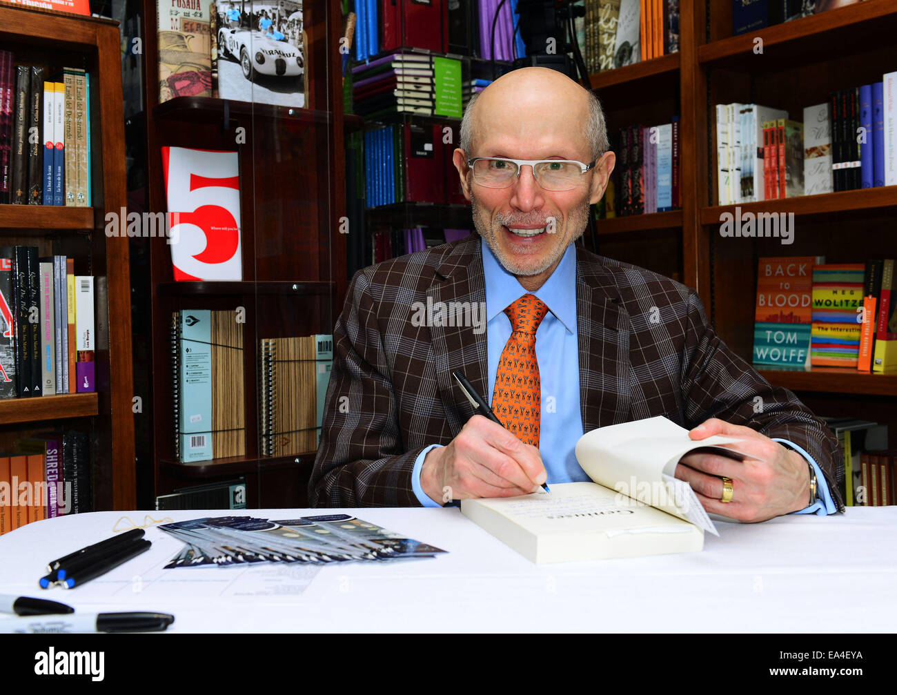 Neil Flanzraich est titulaire d'un parler et signe des exemplaires de ...