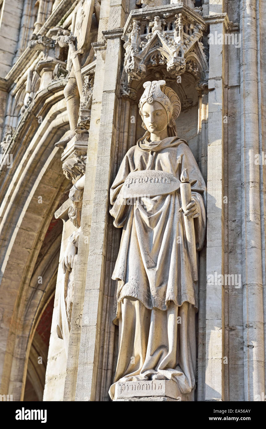 Statue de la prudence de la ville médiévale de façade de l'Hôtel de ...