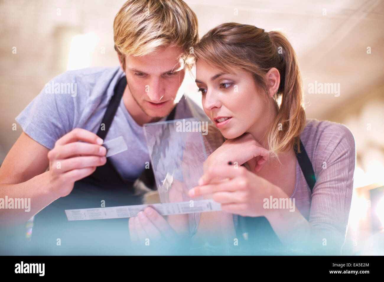 Fabrication de vitraux Banque de photographies et d’images à haute ...