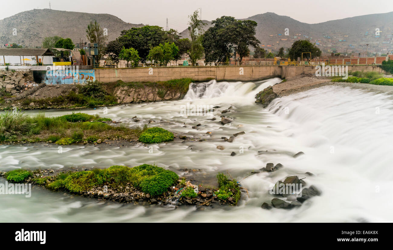 River rimac lima peru Banque de photographies et d’images à haute ...