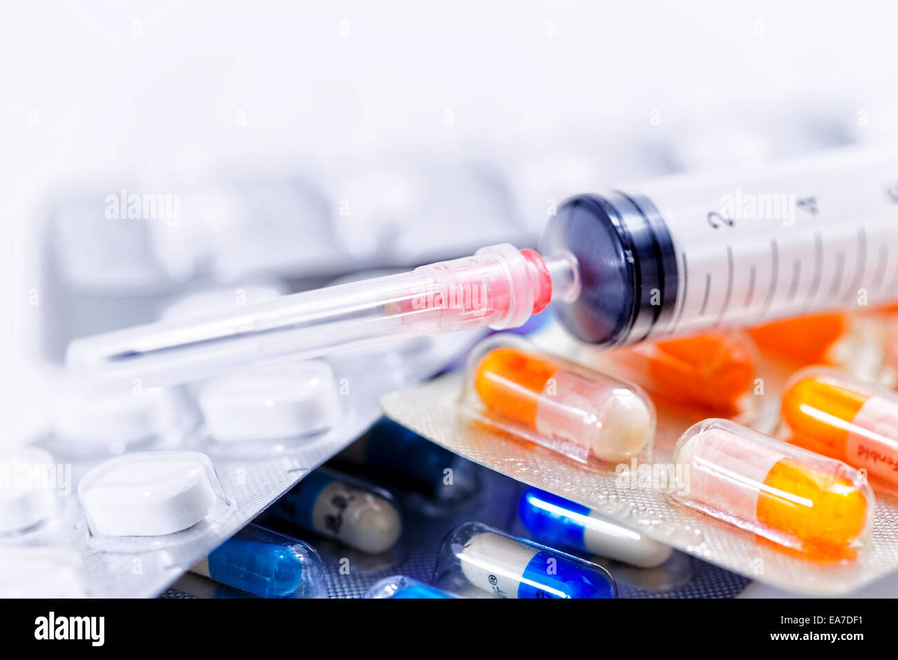 Seringue avec flacons en verre et les médicaments comprimés med Photo ...