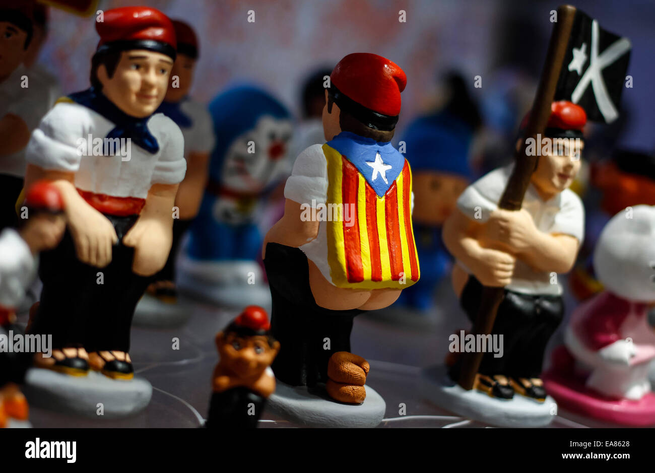 Petit personnage appelé Caganer, en langue catalane, avec le drapeau de ...
