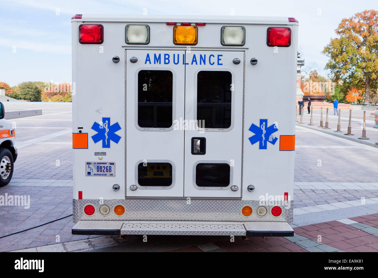 Ambulance rear back view Banque de photographies et d’images à haute ...