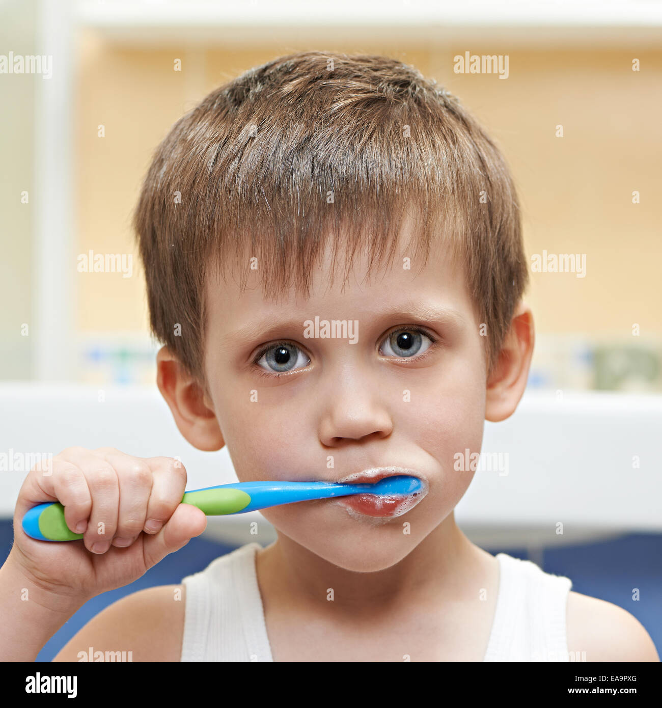 Jeune garçon se brosser les dents Banque de photographies et d’images à ...