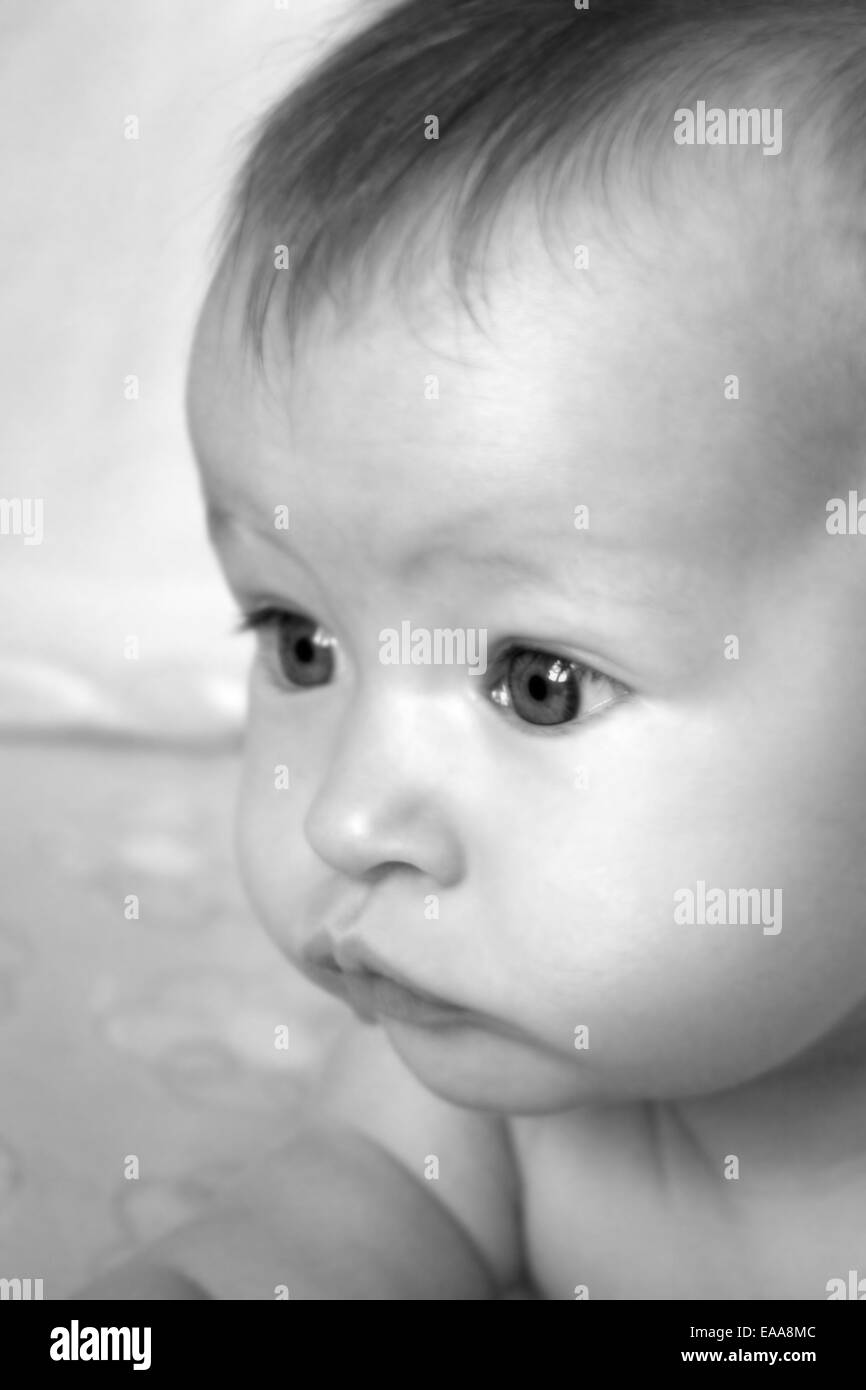 Petite fille en noir et blanc Banque de photographies et d’images à haute résolution - Alamy