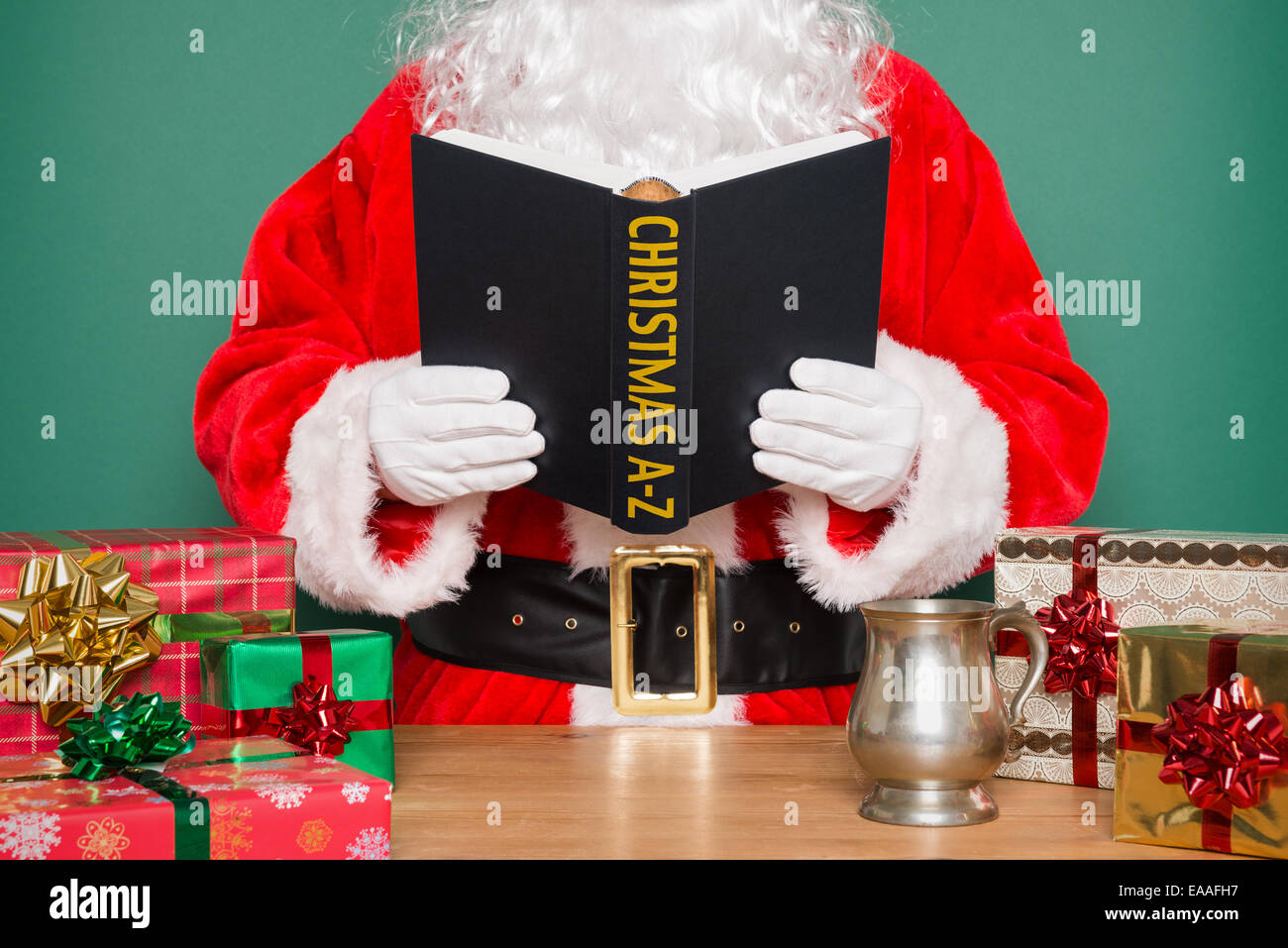 Santa Claus ou père noël noël la lecture d'un livre de a à z alors que ...